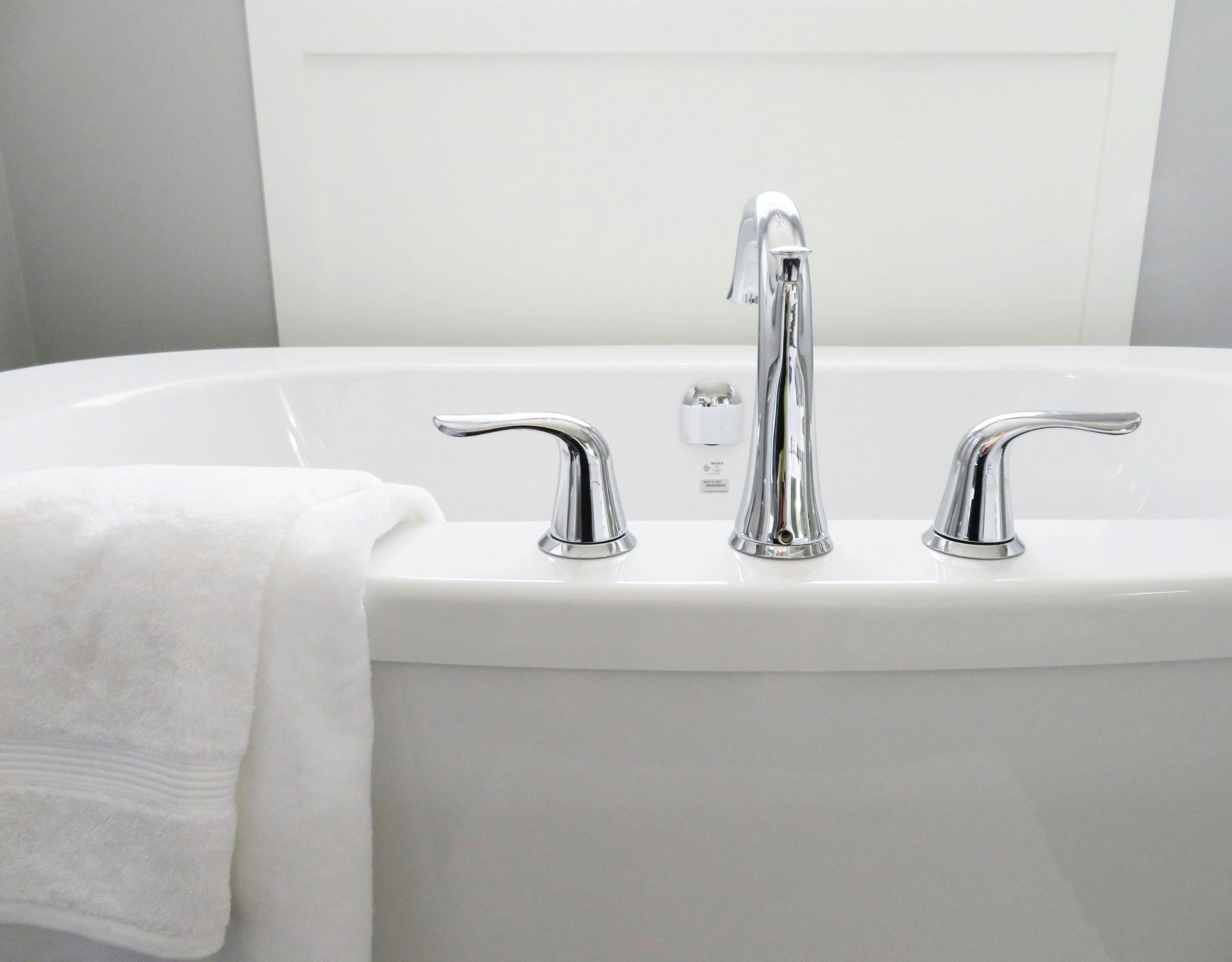 How to Remove Rust Stains from Bathtub Without Damage - DIY Tips and ...